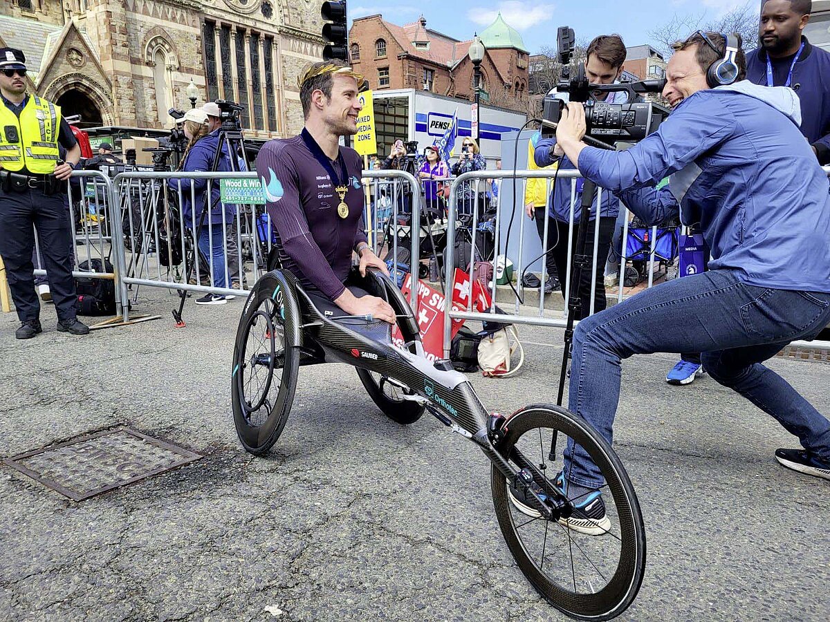 Marcel Hug gewinnt Boston Marathon und Catherine Debrunner wird Zweite