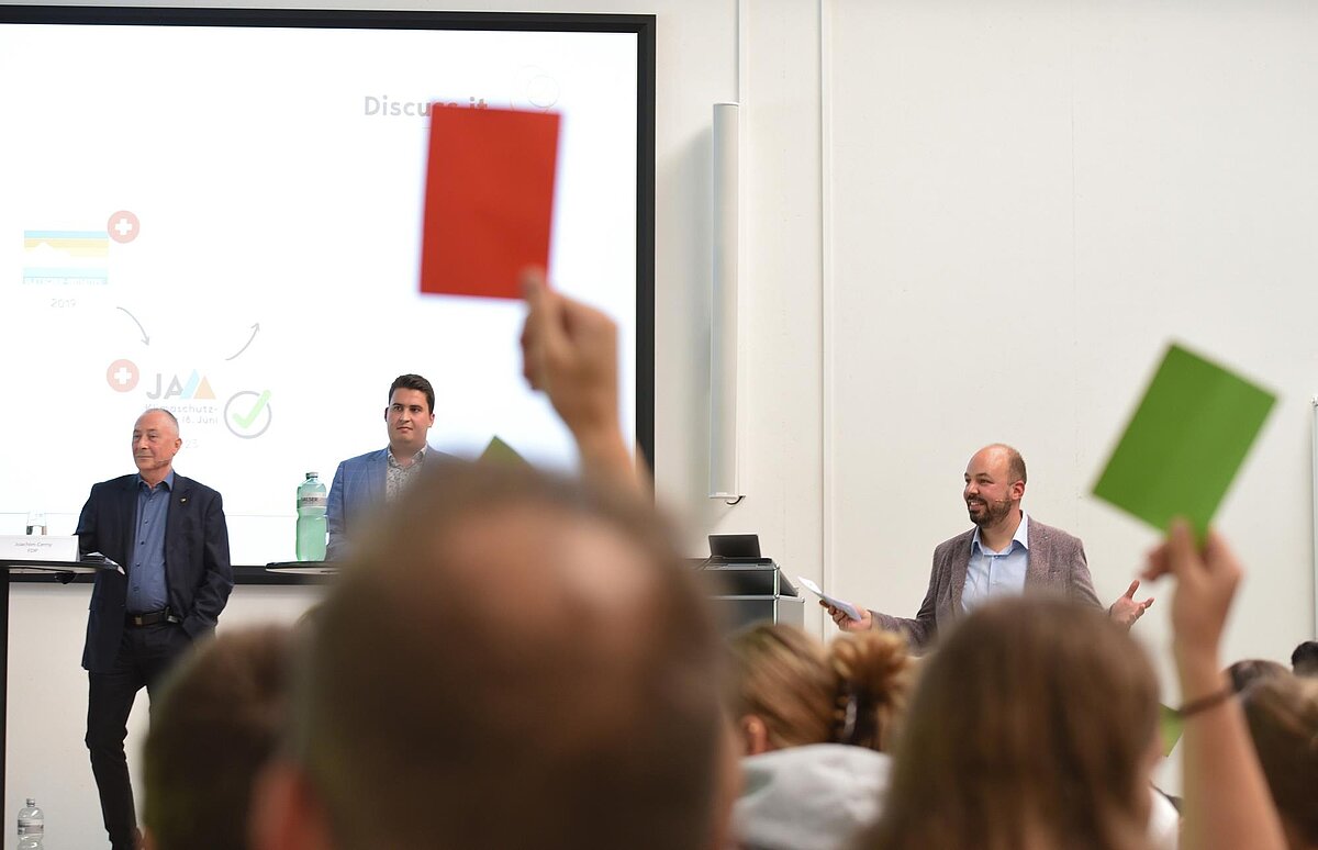 Lernende nehmen Kandidierende in die Mangel